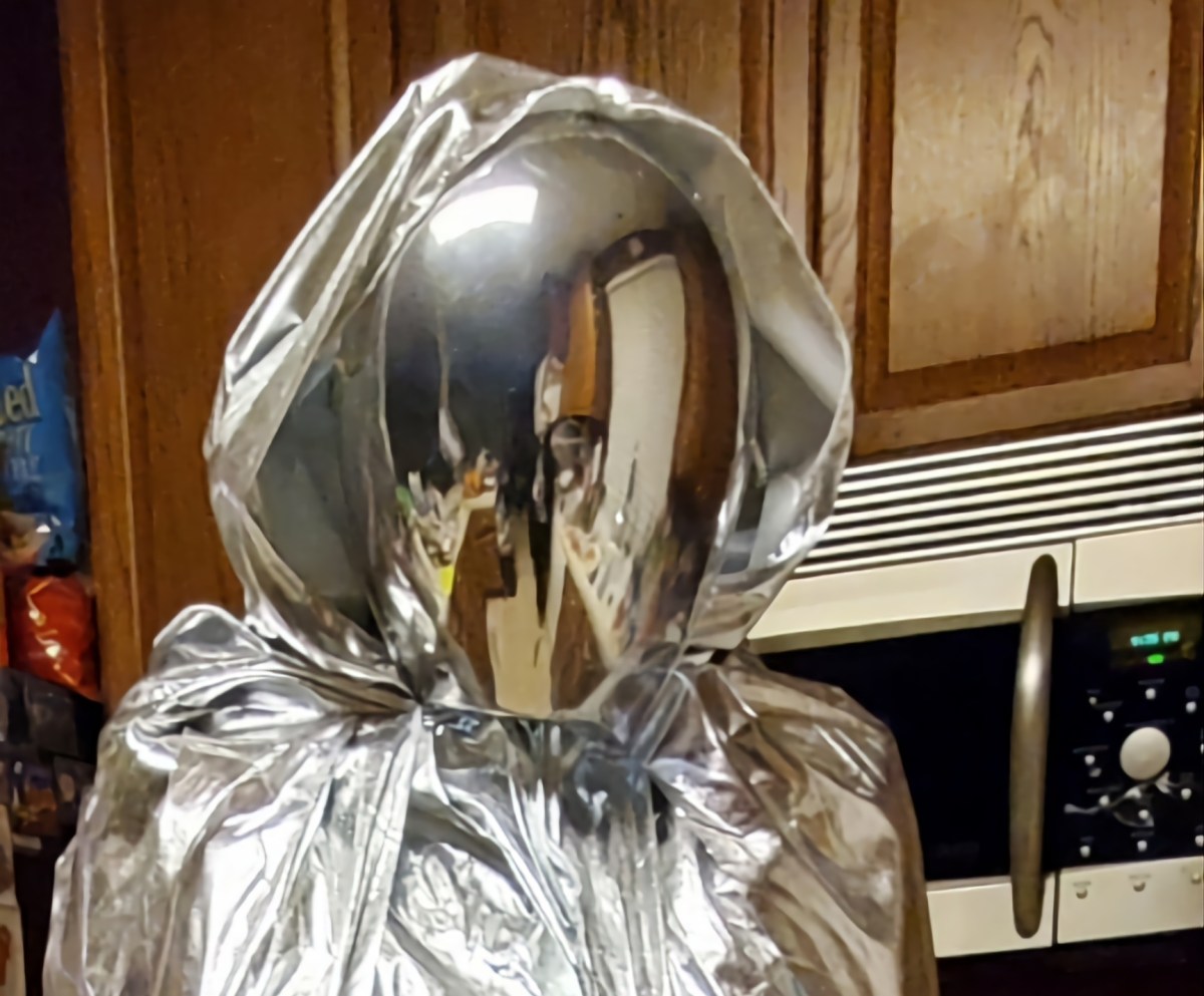 Silver Faceless Aliens – Crazy Green Thumbs